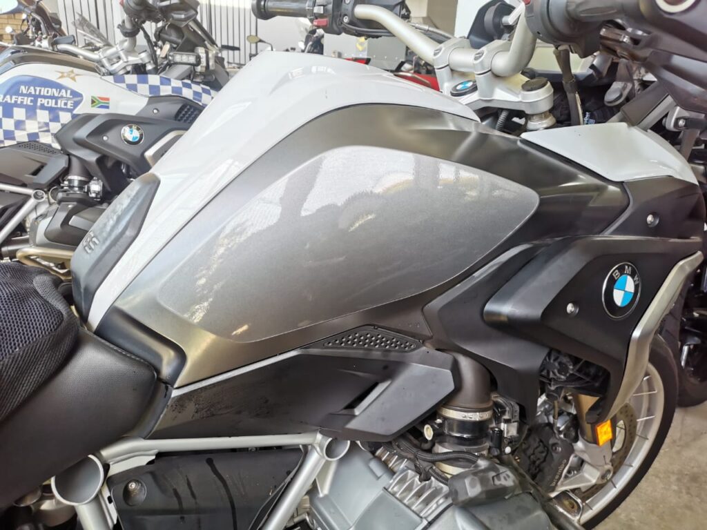 BMW R1200GS & R1250GS CLEAR MATT KNEE PADS • Rubbatech